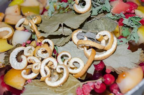 설탕에 절인 과일을위한 말린 잎 딸기 및 감귤류의 혼합물 건강한 잎 감귤류 껍질 및 열매의 맛있는 설탕에 절인 과일 설탕에 절인 과일의 준비 0명에 대한 스톡 사진 및 기타