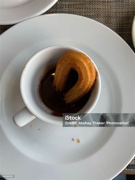 다양한 초콜릿 디핑과 함께 아침 식사를 위한 맛있는 스페인 츄로스 0명에 대한 스톡 사진 및 기타 이미지 0명 갈색