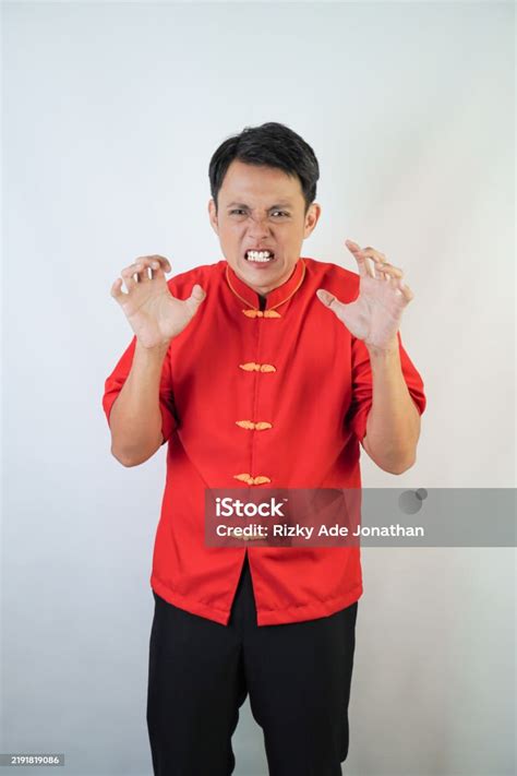 빨간 중국 전통 의상을 입은 미친 젊은 아시아 남자는 흰색 배경에 고립 된 정신적 우울증을 앓고 있습니다 음력 설날 파티에 대 한 개념 12월 31일에 대한 스톡 사진 및