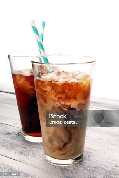 크림 질감을 보여주는 고 상쾌한 음료의 모양으로 부 어 되 고 소박한 테이블에 아이스 커피 0명에 대한 스톡 사진 및 기타 이미지 0명 갈색 냉동된 Istock