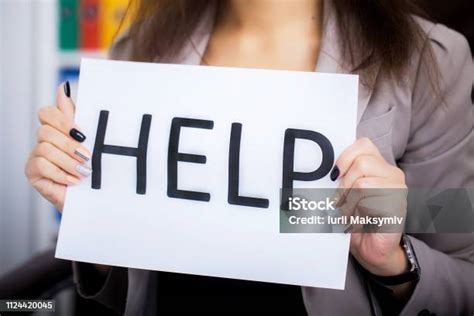 젊은 아름 다운 비즈니스 여자 도움말 느낌에 대 한 요구는 사무실에서 일 하는 스트레스를 겪고 피곤 과로에 대한 스톡 사진 및 기타 이미지 Istock