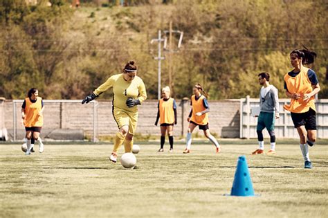 축구 골키퍼는 경기장에서 스포츠 훈련에 공을 가지고 연습 35 39세에 대한 스톡 사진 및 기타 이미지 35 39세 강사 건강한 생활방식 Istock
