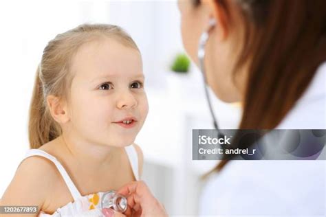 청진기로 어린 소녀를 검사하는 의사 평소 의료 검사에서 행복한 미소 아이 환자 의학 및 의료 개념 가정의 방에 대한 스톡 사진