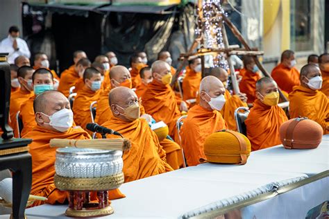 พิธีทำบุญตักบาตรข้าวสารอาหารแห้ง พระสงฆ์ 66 รูป ณ สยามสแควร์ Pmcu