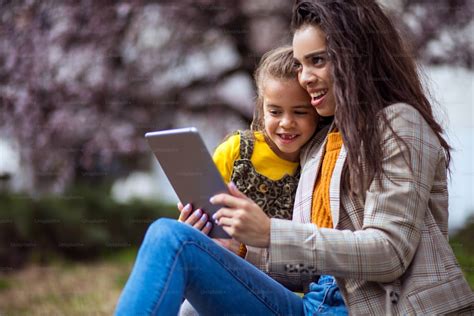 새로운 것 공원에서 딸과 함께 있는 아프리카계 미국인 어머니 사진 Unsplash의 사진술 이미지