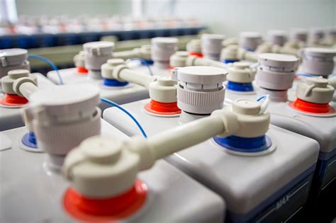 축전지 배터리 연결 레드 플러스와 마이너스 전기 저장 공간에 파란색 직류 배터리입니다 전기 Dc 전압 배터리입니다 방향 전류입니다 0명에 대한 스톡 사진 및 기타 이미지