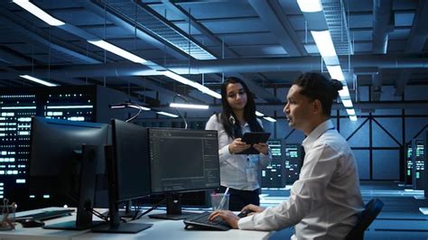 첨단 기술 데이터 센터 문제 해결에 대한 프로그래머 팀 무료 사진