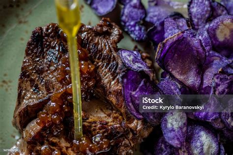 로즈마리 토피 꽃잎을 곁들인 구운 돼지 고기 스테이크 나무 테이블의 둥근 접시에 수평 방향 0명에 대한 스톡 사진 및 기타 이미지 Istock