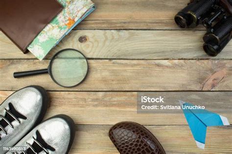 여행 소품 의상 여권 수하물 여행에 대비 하 여 여행을 위한 지도 비용 워시 아웃 빈티지 필터 효과와 여행 액세서리의 평면도 이미지 0명에 대한 스톡 사진 및 기타 이미지