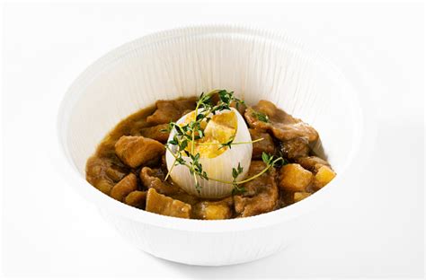 감자와 캐러멜 양파를 곁들인 신선한 포르시니 버섯 수프 배달을위한 상자에 레스토랑을위한 메뉴 Boletus에 대한 스톡 사진 및 기타 이미지 Istock