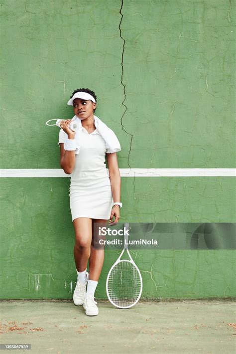 테니스 코트에 홀로 서서 물병을 들고 있는 매력적인 젊은 여성의 전체 길이 샷 20 24세에 대한 스톡 사진 및 기타 이미지 20 24세 20 29세 건강한 생활방식