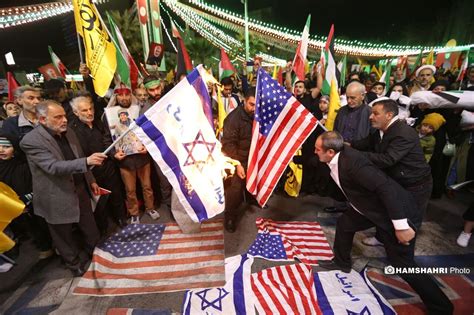 همشهری آنلاین پرچم اسرائیل و آمریکا شبانه در تهران به آتش کشیده شد