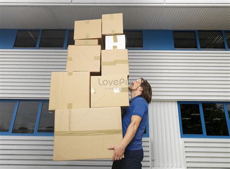 상자를 들고 남자 사진 무료 다운로드 Lovepik