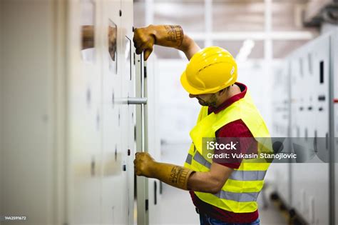 전기 엔지니어 작업 테스터 측정 전압 과 전기 전선의 전류 선택 캐비닛 제어 건설 산업에 대한 스톡 사진 및 기타 이미지 건설 산업 고압 변압기 남자 Istock