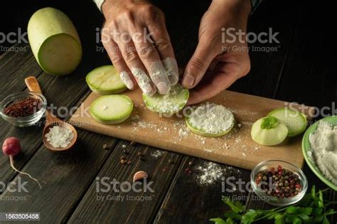 요리사는 굽기 전에 얇게 썬 호박에 밀가루를 뿌립니다 야채와 향신료로 식탁에서 야채 골수를 요리하는 개념 건강한 생활방식에 대한 스톡 사진 및 기타 이미지 Istock