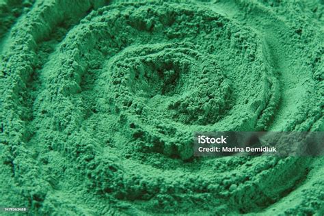 클로렐라 또는 스피루리나 조류 녹색 분말은 회전 회전합니다 건강을 개선하는 건강 보조 식품 해초 슈퍼 푸드 건강 한 음식 배경입니다 다이어트에 비타민과 미네랄 해독 비디오