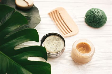 제로 폐기물 개념입니다 자연 환경 친화적인 고체 샴푸 바 나무 브러쉬 컨디셔너 비누 녹색 Monstera 잎과 하얀 나무에 Konjaku 스폰지 에코 제품 플라스틱 무료