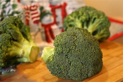 녹색 테이블에 겨울에 신선한 야채 정원 양배추 브로콜리의 녹색 머리 눈사람 그림과 수건의 배경에 부추의 양파 포드 0명에 대한 스톡 사진 및 기타 이미지 Istock