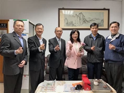 歡慶三八婦女節 本校鍾校長國文溫馨贈花
