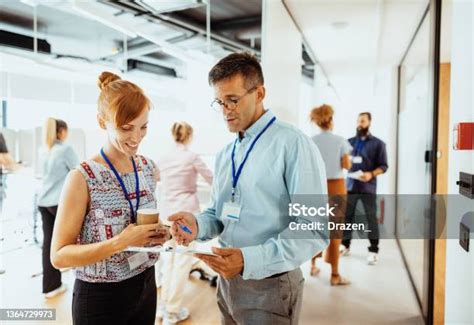 스타트업 프로젝트 및 협업에 대해 브레인스토밍하는 창의적인 사람들 사람들에 대한 스톡 사진 및 기타 이미지 사람들 말하기 토론 Istock