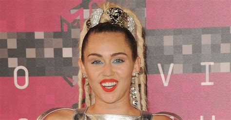 Miley Cyrus Plans To Strip Naked In Concert And Wants Audience Nude Too