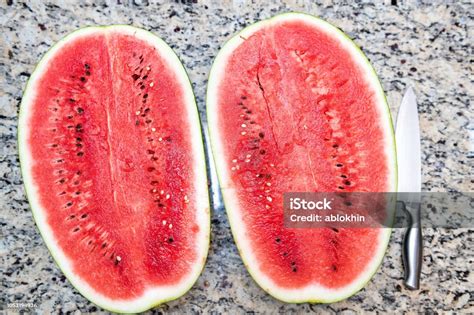 근접 촬영 테이블 2 개의 Halfs의 상위 뷰 평평 하다 빨간 수 박의 반쪽 부엌 화강암 싱크대에 칼 씨 반으로 잘라 0명에 대한 스톡 사진 및 기타 이미지 Istock