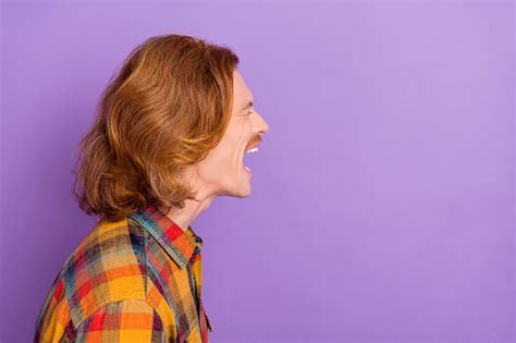 프로필 측면보기 초상화 매력적인 미친 펑키 남자 비명 복사 공간 밝은 보라색 보라색 배경 위에 고립 Mental Wellbeing에 대한 스톡 사진 및 기타 이미지 Istock