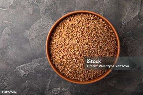 검은 질감의 대리석 배경에 그릇에 담긴 메밀 생 메밀 글루텐 프리 시리얼 재료 건강에 좋은 음식 복사할 장소 갈색에 대한 스톡 사진 및 기타 이미지 Istock