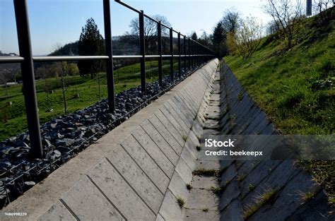 지표수의 배수를 위해 진동 프레스 콘크리트로 만든 배수구 그것은 도랑 건설 철도 노선 도로 고속도로 근처의 지표수 배수에 사용됩니다 난간 0명에 대한 스톡 사진 및 기타