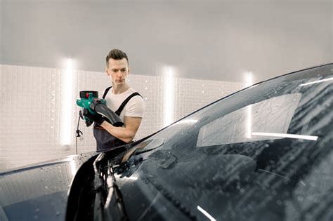 세차 및 세부 개념입니다 물과 거품으로 세척 한 후 특수 기계 및 건조 젖은 차를 들고 전문 젊은 남성 자동차 서비스 노동자 건조한에 대한 스톡 사진 및 기타 이미지