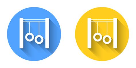 흰색 체조 반지 아이콘은 긴 그림자 배경으로 고립되어 있습니다 고리가 달린 매달린 밧줄이 있는 놀이터 장비 원 버튼 벡터 Championship에 대한 스톡 벡터 아트 및