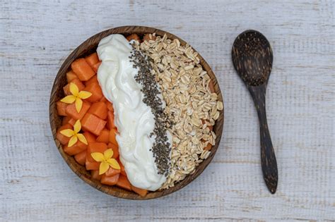 귀리 플레이크 치아 씨앗 흰색 나무 배경에 코코넛 그릇에 흰색 요구르트달콤한 파파야 조각 닫기 0명에 대한 스톡 사진 및 기타