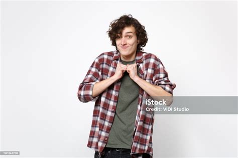 재미 웃는 젊은 남자의 초상화는 카메라와 스튜디오에서 흰색 벽 배경에 고립 된 주먹을 찾고 캐주얼 옷 사람들은 진심으로 감정 라이프 스타일 개념입니다 복사 공간을 모의