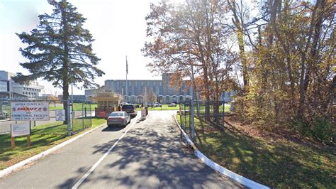 Un Agent Pénitentiaire De New York Arrêté Après Avoir Prétendument