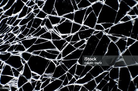 깨진 유리 태블릿 컴퓨터 깨진 화면 금이 간 유리 표면의 닫기 차에 대한 스톡 사진 및 기타 이미지 차 총격 동작 활동 Lcd Istock