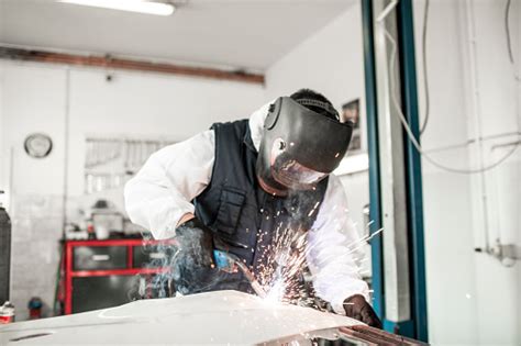 자동차 차체가 게에서 손상 된 자동차 부품을 수리 하기 위해 Mig 용접기를 사용 하는 자동차 수리 기술자 용접에 대한 스톡 사진 및 기타 이미지 Istock