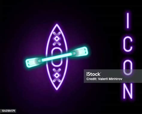 검은 색 배경에 고립 된 빛나는 네온 라인 카약과 패들 아이콘 낚시와 관광을위한 카약과 카누 야외 활동 다채로운 개요 개념 벡터 강에 대한 스톡 벡터 아트 및 기타 이미지