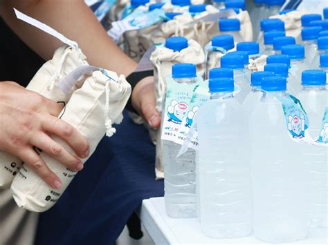 더위에 생수병 꽁꽁 얼려 다녔는데잘못하다간 대량 미세플라스틱 섭취