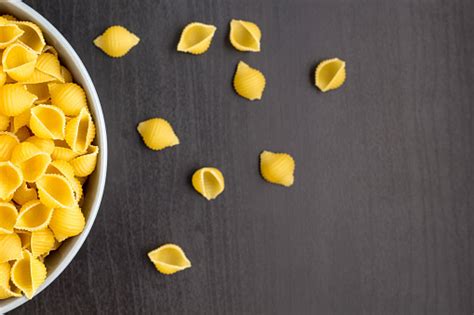 복사 공간을 가진 그릇에 이탈리아어 원시 콩 치 리 페이스트 조개와 검은 색 배경의 평면도 가까운에 대한 스톡 사진 및 기타 이미지 가까운 개체 그룹 건강한 생활방식