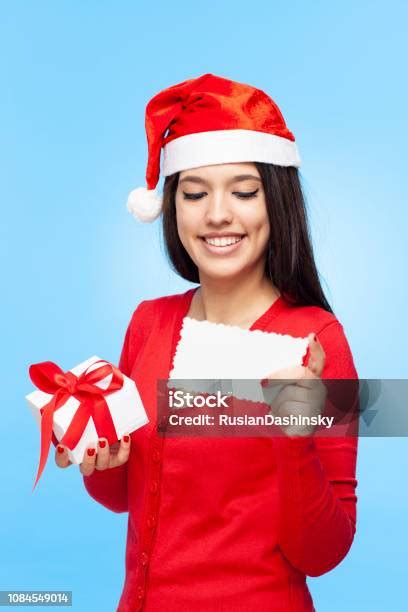 인사말 카드 읽기 산타 모자에 아름 다운 여자 레드 리본으로 흰색 선물 상자를 들고 12월에 대한 스톡 사진 및 기타 이미지 12월 18 19세 개념 Istock