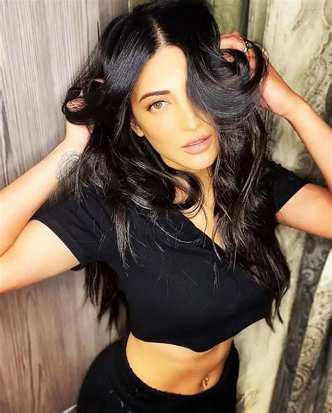 Shruti Hasan Hot Pics In Saree