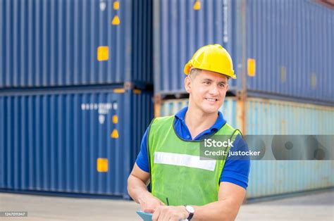 클립보드 체크리스트를 들고 화물에서 컨테이너 상자를 확인하는 미소 짓는 노동자 남자 건설 산업에 대한 스톡 사진 및 기타 이미지 건설 산업 건설업자 검사 보기