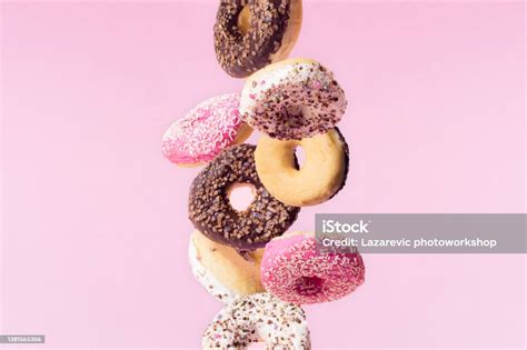 흰색 분홍색 초콜릿 유약 떨어지는 링 도넛 분홍색 파스텔 배경에 화려한 부스러기 무늬 공간을 복사합니다 도넛에 대한 스톡 사진 및 기타 이미지 Istock