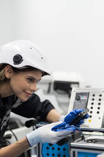 여성 엔지니어는 작업장에서 제조 자동화 및 로봇 공학에서 자율 모바일 로봇 또는 Amr을 제어합니다 여성 엔지니어 확인 테스트 또는 유지 보수 Ai 로봇 공장 산업 건물에