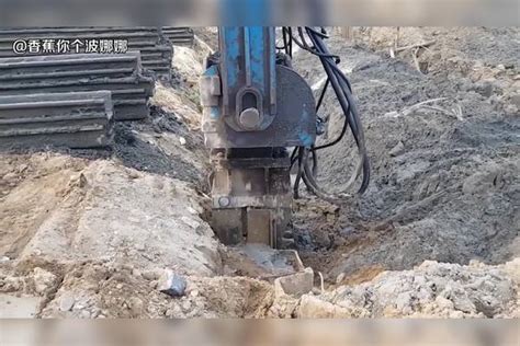 重工机械：一个大钳子把深深埋土里的铜条拨出来 土里 铜条 机械