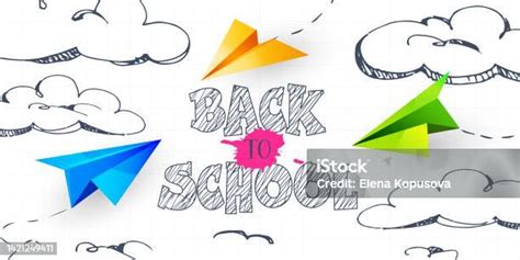 만화 스타일의 초등학교 교육의 개념 학교로 돌아 가기 노트북 시트의 배경에 축하 텍스트와 자유형 그림이있는 종이 비행기 온라인 주문 웹 페이지 앱 디자인을위한 세련된 그림