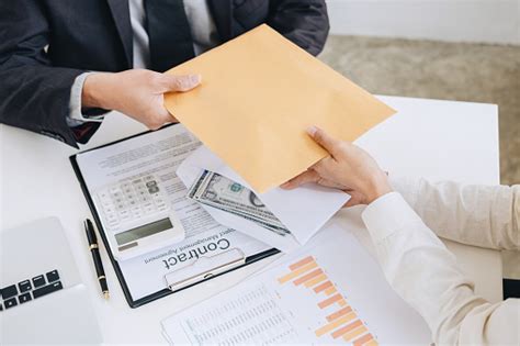 뇌물과 부패의 개념 달러 지폐 부동산 계약 계약을 거래 하면서 돈을 주고 하는 사업가의 형태로 뇌물 및 금융 기업 계약서에 대한 스톡 사진 및 기타 이미지 Istock