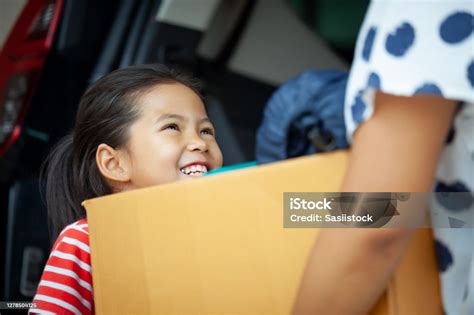 행복한 아시아 의 아이 소녀와 어머니는 이동 일에 이주하기 위해 함께 차로 이동하는 물건과 골판지 상자를 운반하는 데 도움 아이에 대한 스톡 사진 및 기타 이미지 Istock