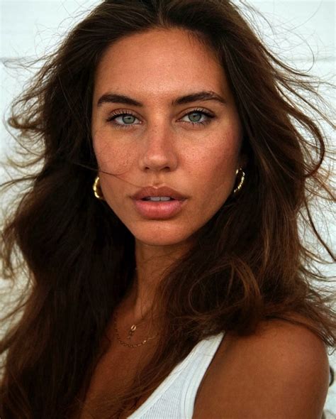 Brit Manuela Model Picture