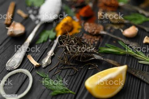 어두운 나무의 소박한 배경에서 요리를위한 다채로운 다양한 허브와 향신료 가루로 빻은에 대한 스톡 사진 및 기타 이미지 가루로 빻은 강황 개체 그룹 Istock